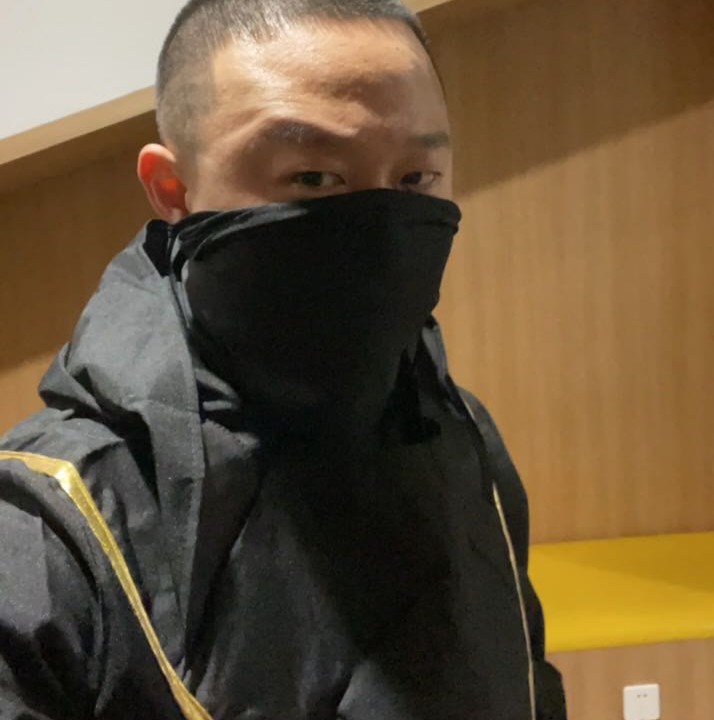 戴草帽的小眼 