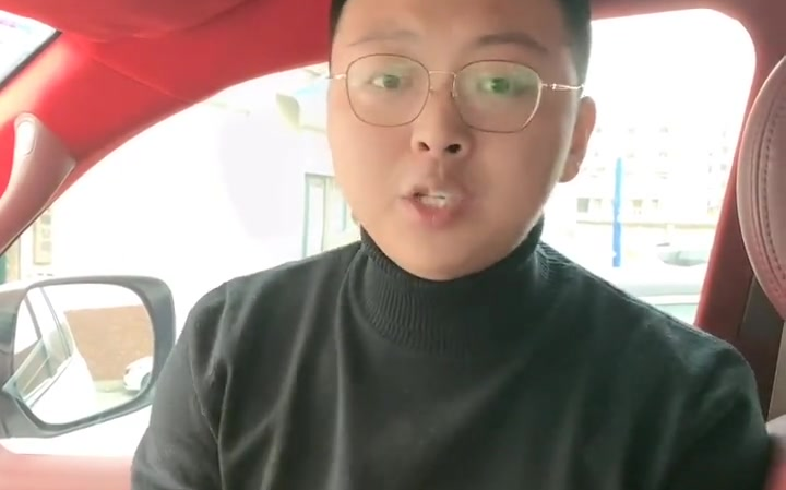 快说车 .手动挡车,左脚踩离合.自动挡车,左脚就闲这.千万脚别离地