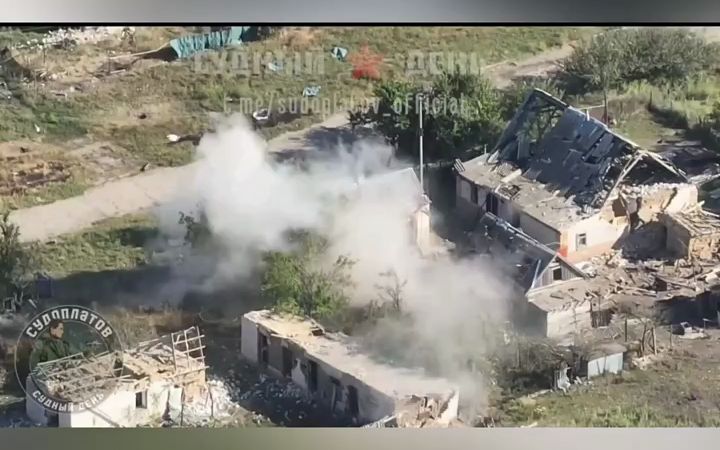 俄军发现一支躲藏在农舍中的乌军分队, 并用多架FPV穿越机将其摧毁...