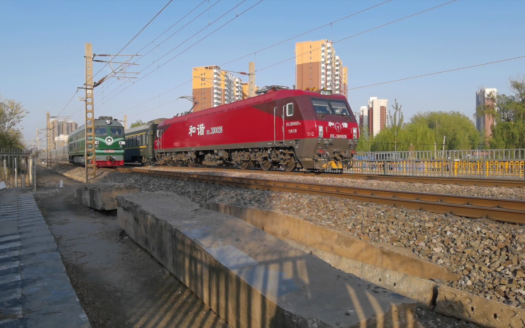 【京广铁路】绿色内燃机车交汇HXD3D,Z129北京西开往兰州的直达列车