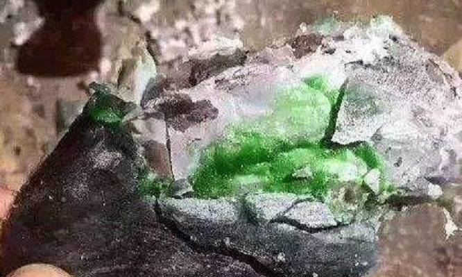 200万翡翠原石切割过程为何刀片断裂?原来是里面藏钢珠螺丝钉