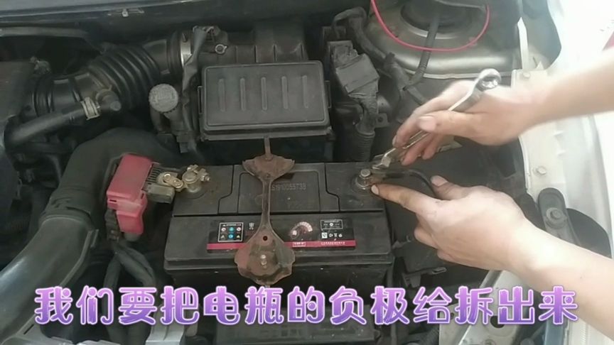 汽车仪表显示一个电瓶符号,跟发动机异响有什么关系