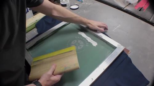 神奇的丝网印刷技术,刷一刷衣服上就有了图案,原理是什么?