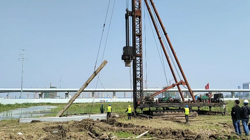 武汉临空港还建房打第三根锤击管桩试桩施工,一切正常。