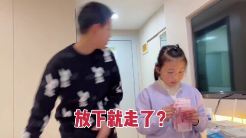 妈妈要收兄妹的压岁钱,杨可死缠烂打拒缴,哥哥一句话点明,哈哈