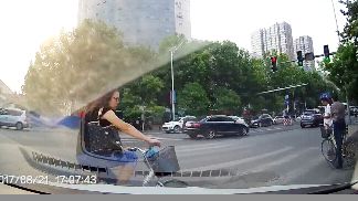 女子骑单车不遵守交通规则无脑过马路,差点丢了性命