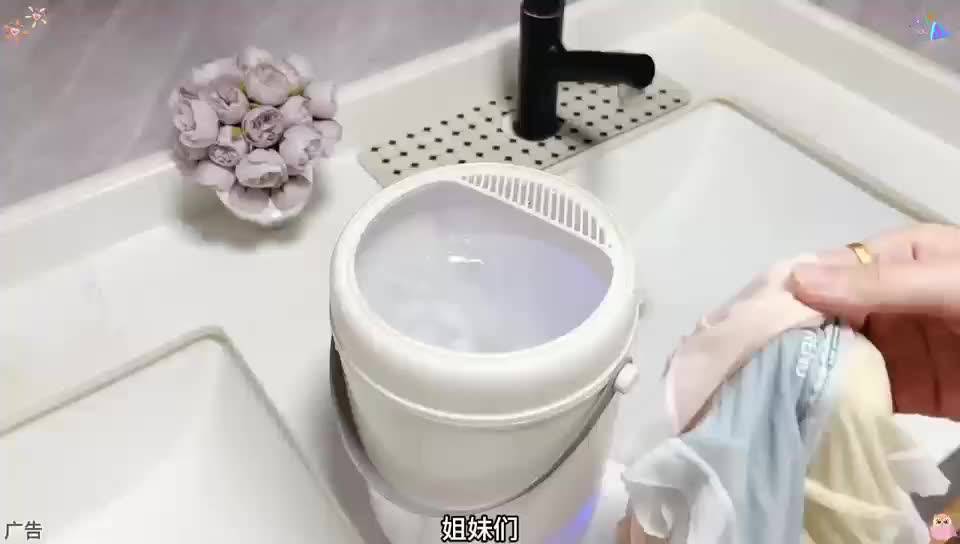 ...你就整这样一个小型洗衣机,洗得干净还方便,分开洗更卫生!#迷你洗衣...