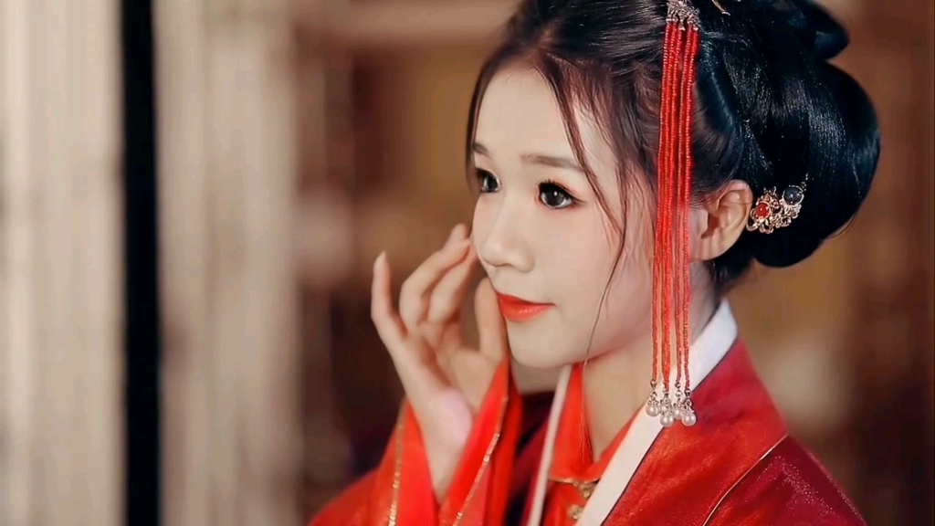 Face play。把自己化妆后的脸换上去就挺好看的