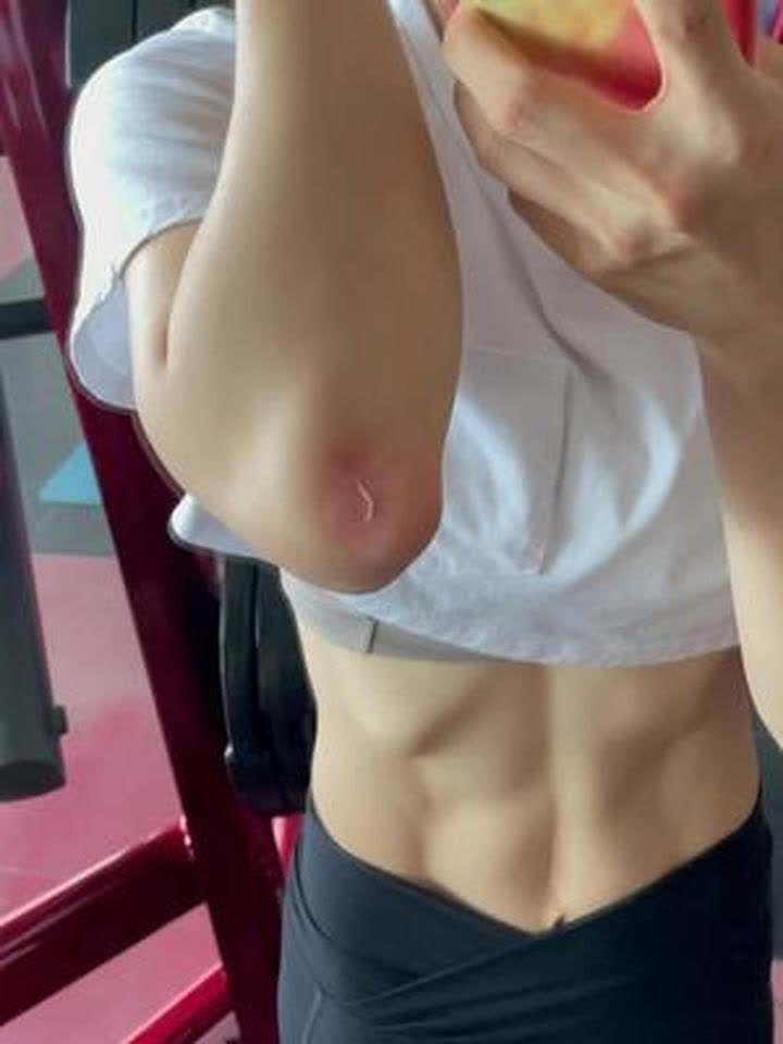 这是一个勇敢者的游戏,看看你能膝盖蹬直走到哪里 娇气的小伙伴就...