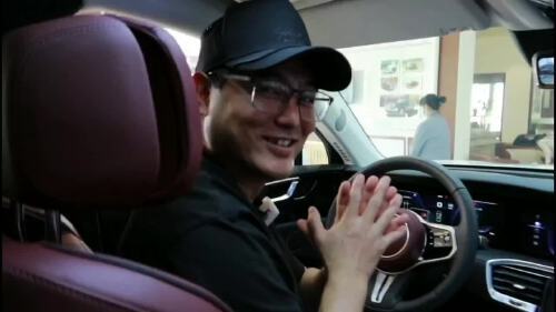 红旗E-HS9,这个内饰的配色,属实比我还气!一汽红旗新能源汽车全尺寸...