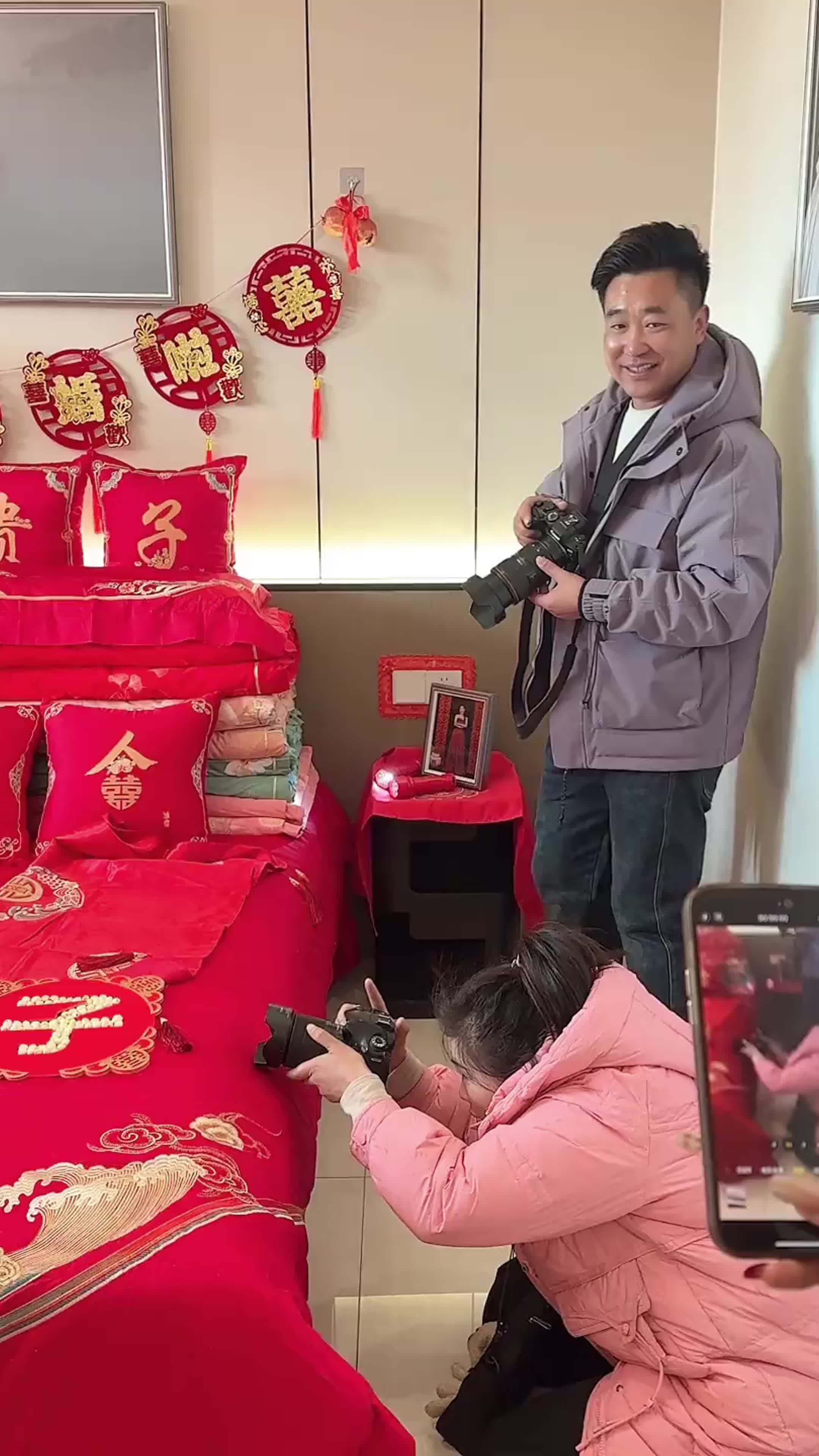 当腼腆的摄影师,遇到社牛摄像师,给男子整得跟外行似的
