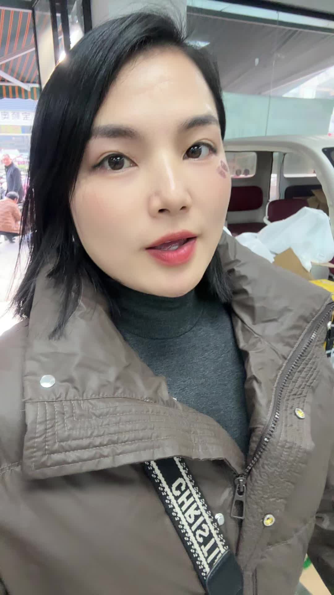 害怕冷的朋友,来,全蓬,全封闭电动三轮车安排上