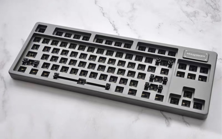 【客制化机械键盘】军火箱?Geekmaker客制化机械键盘套件以及轴体...