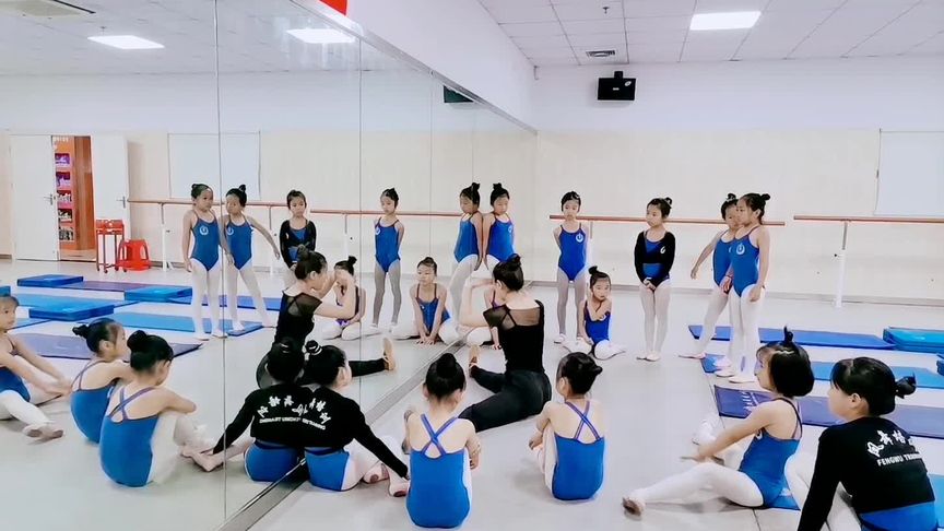 #舞蹈课堂随拍 一大早老师和学生就到教室开始练习了ߘ