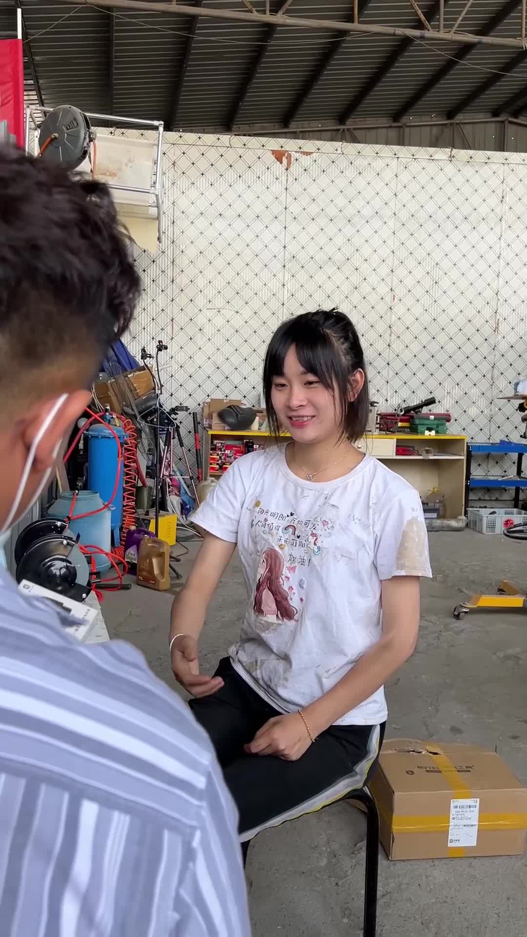 一辆豪车奔驰坏的了我家门口,还好我给他解决了#万车宝