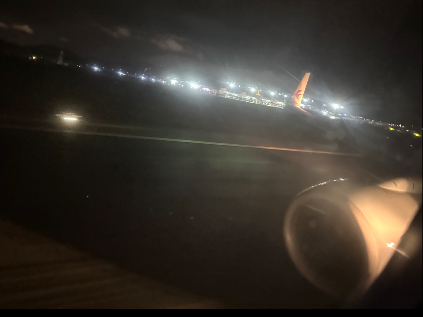 因飞机故障滑回停机位|临时换金孔雀彩绘执飞 东航B737-79PWL(B-...