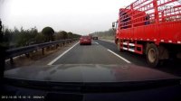[拍客]行车记录仪记录,黄金周出行,路遇货车杀手,险酿车祸
