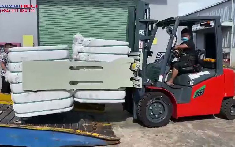 在越南,龙安省, 纱线工厂叫货合力3.5吨锂电池叉车