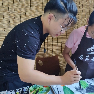 爱画画的易清 