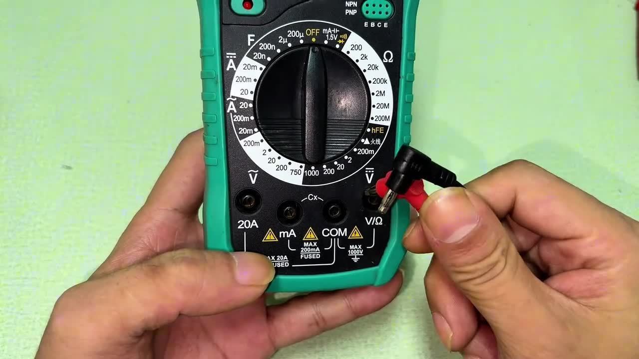 使用万用表时,表笔插在哪个孔才正确?对照着万用表,统一分享下