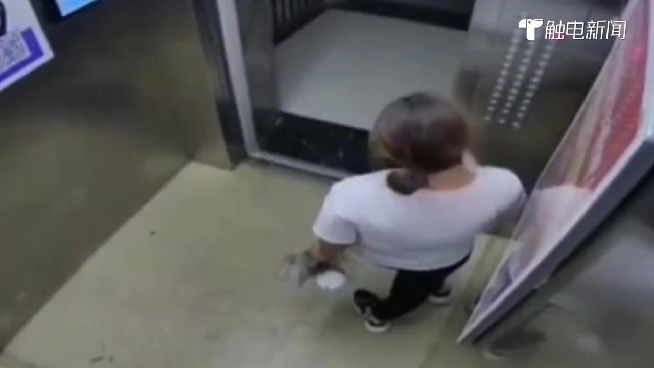 女子在小区电梯里小便引公愤 全程监控视频曝光