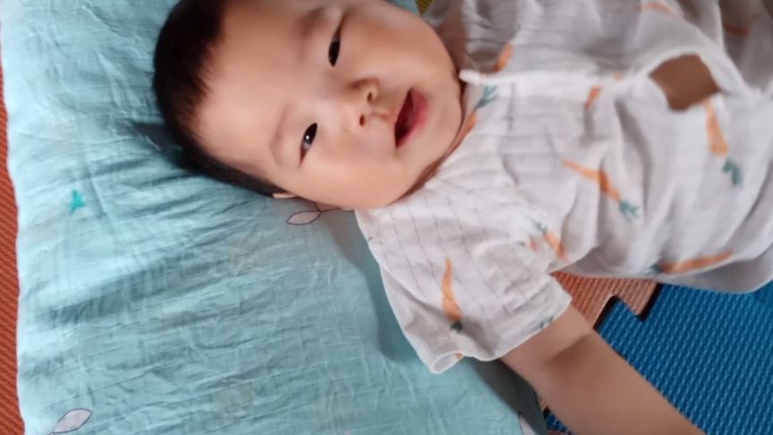 空闲时间,给宝宝做个小枕头吧!两块布一缝非常简单,你也会