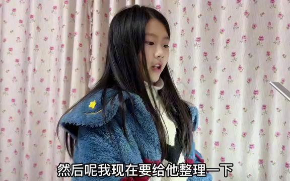 小艾沉浸整理书桌:抽屉里藏着妈妈的口红,
