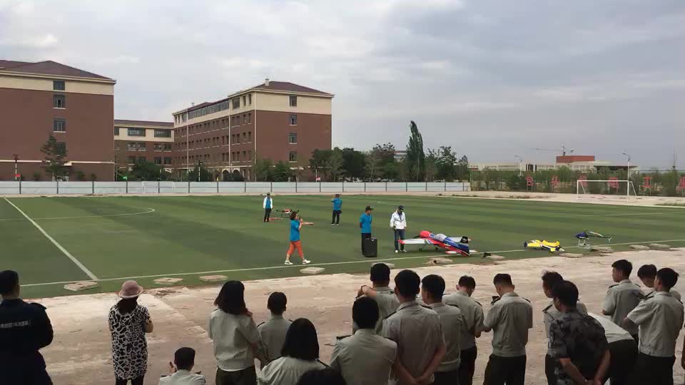 主持无人机飞行表演开幕式