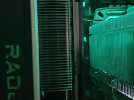 讯景6750GRE 12g供电线1根分pin线换2根8pin供电后啸叫声几乎无了。