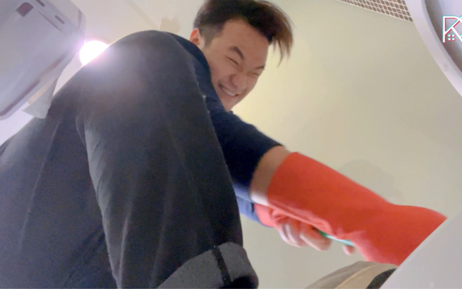 酷点Bee哥教你快速通马桶方法