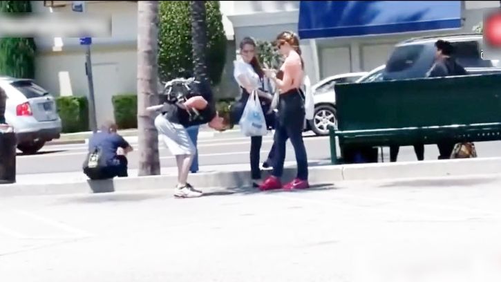 街头闹肚子,忍不住怎么办,路人的反应绝了