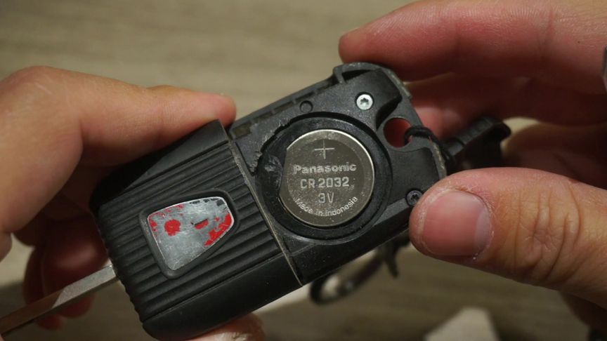 教你如何给荣威EI6车钥匙换电池#汽车钥匙维修 #荣威ei6