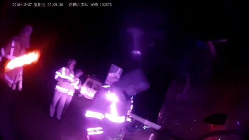 ...开着半挂牵引车上路,等待他的将是法律的严惩!#路队长说交通# #安全...
