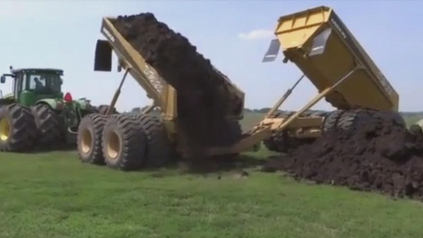 两节车厢卸车技术含量很高,重型拖拉机牵引两节全挂车厢卸料