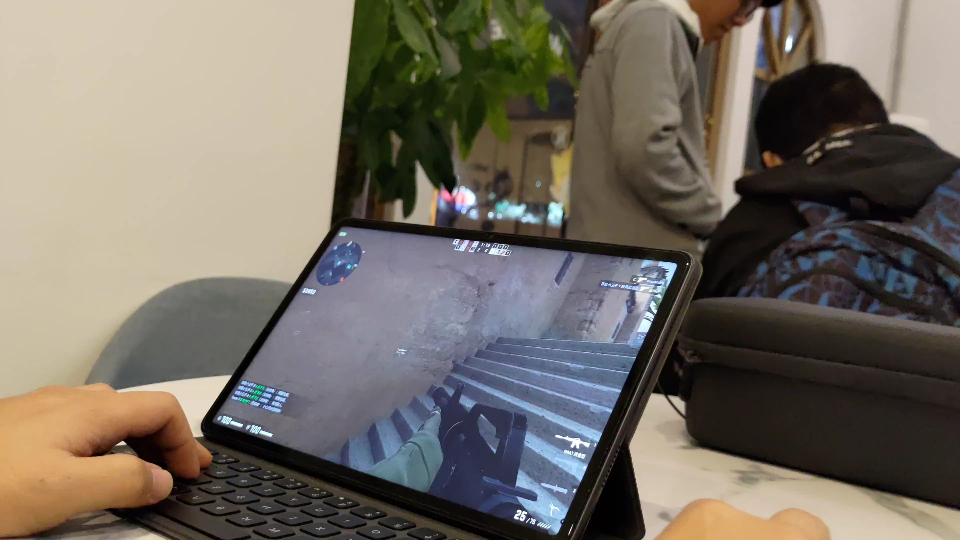 在奶茶店用华为matepad11玩csgo是怎样的体验