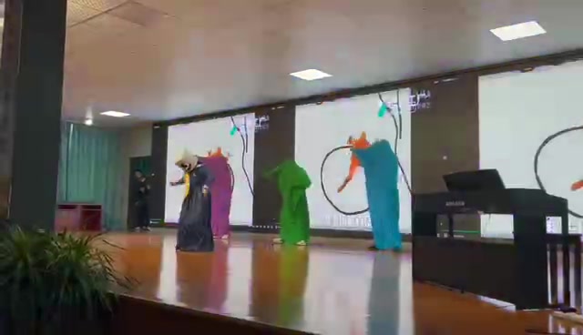 【社死现场】某中学一垃圾桶与她的三个被单小姐妹的快乐社恐舞