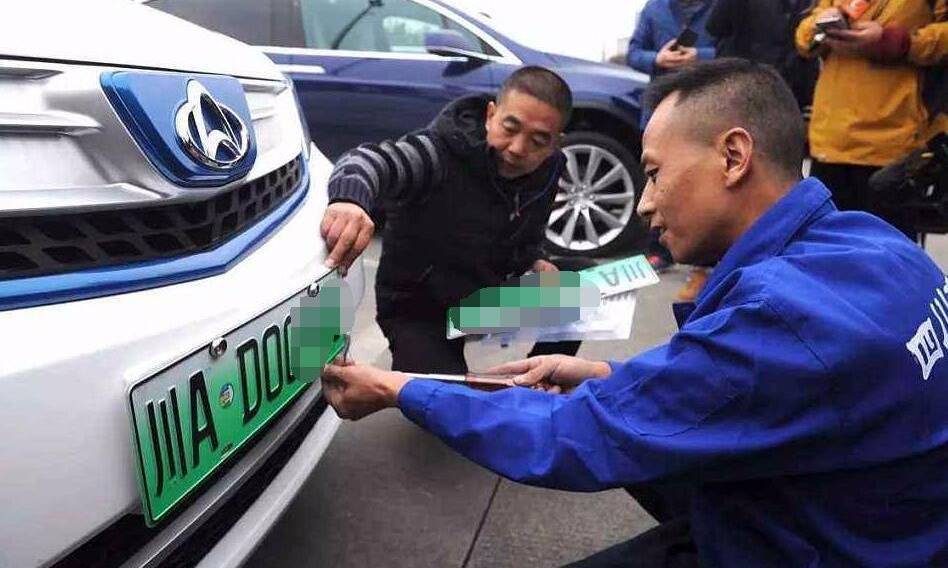 新买的新能源汽车能用旧燃油车的车牌吗?