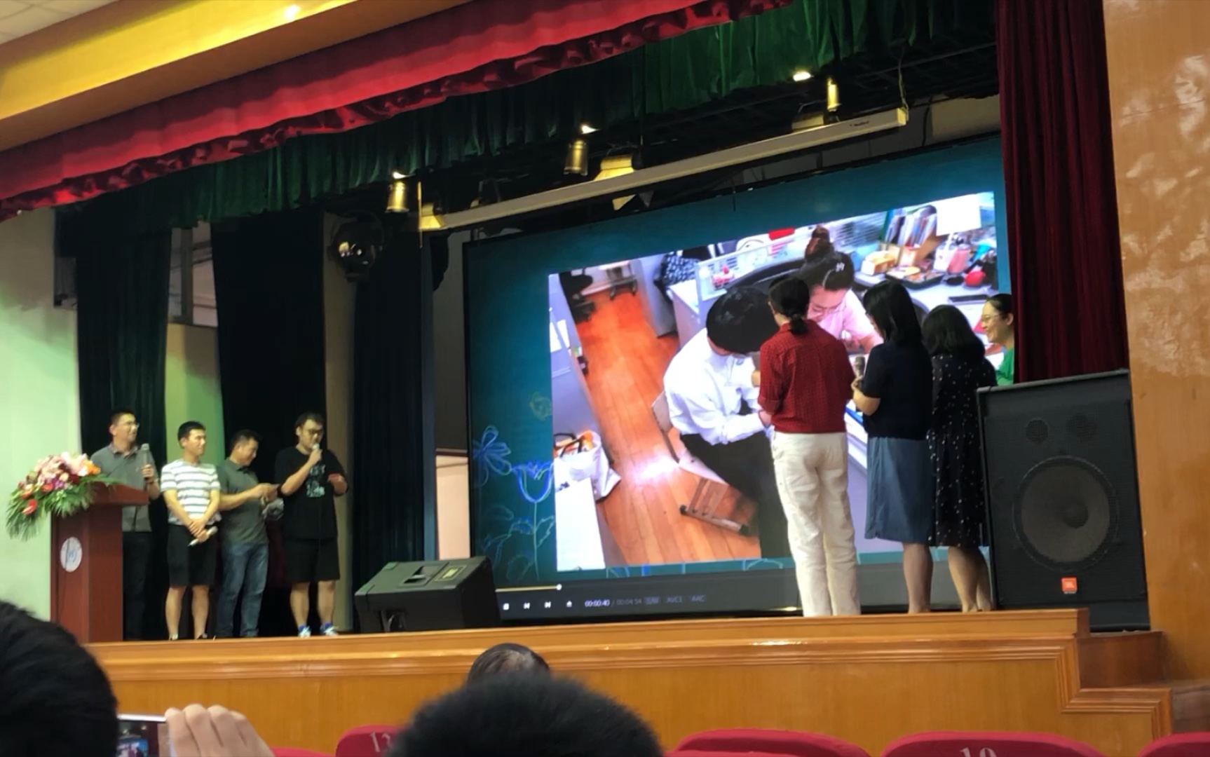 【毕业季】你永远无法预知老师在毕业典礼上表演的节目