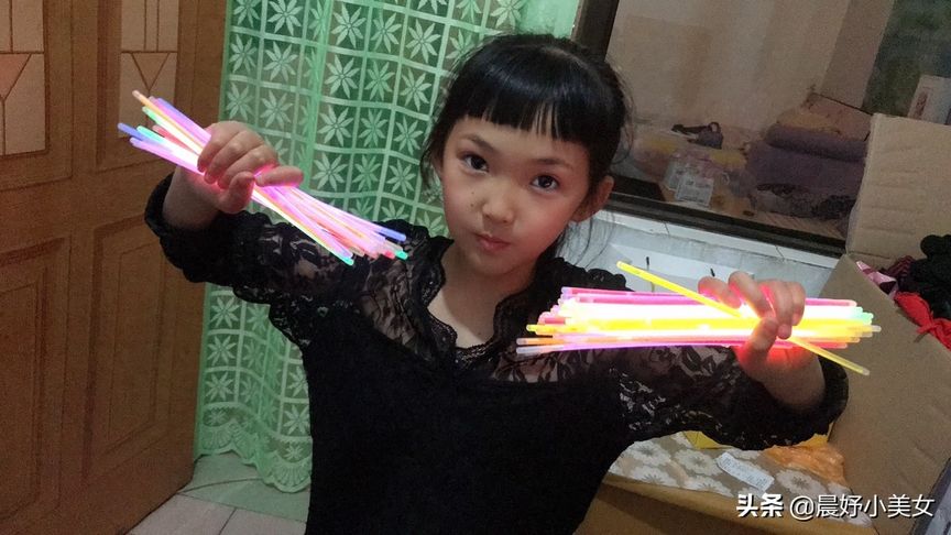 晨妤小美女用100根荧光棒做衣服，女孩教妈妈如何使荧光棒闪亮亮