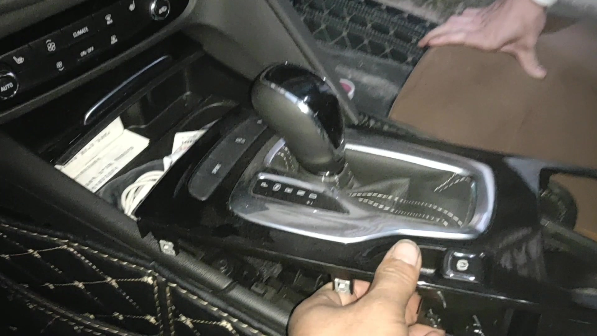 2019款20T别克君威导航机与空调面板拆卸作业