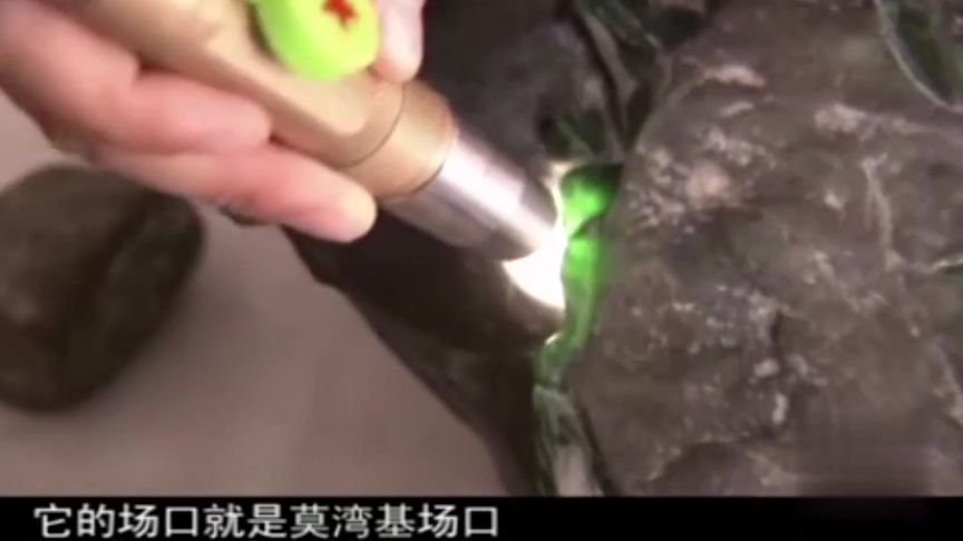 11公斤满绿翡翠原石,自称价值三四亿,专家:是我见过最好的一块