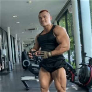 健美冠军王森贵