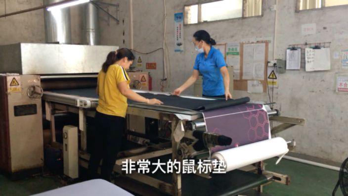 大家是不是很好奇超大鼠标垫是如何做出来的?这个视频就给你答案!