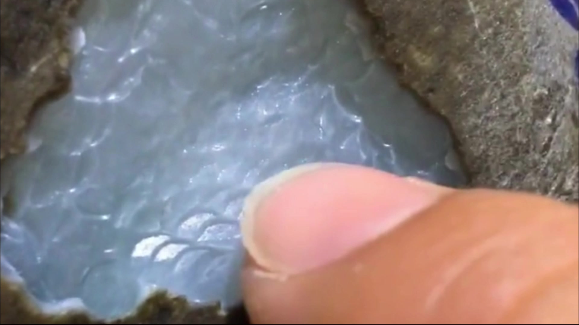 实战一块莫西沙的翡翠原石,皮壳翻砂非常老