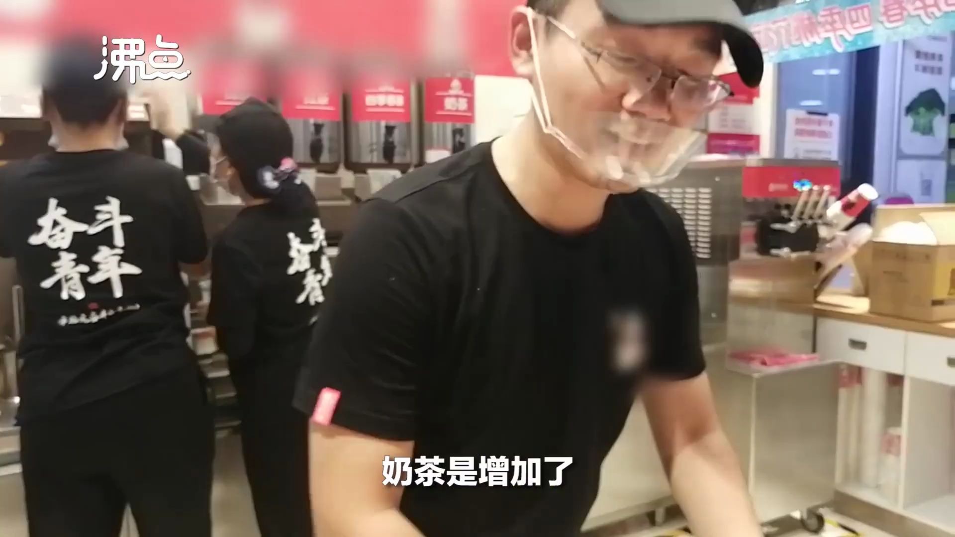 秋天的第一杯奶茶刷爆朋友圈 奶茶店销量激增30% 店员:猝不及防