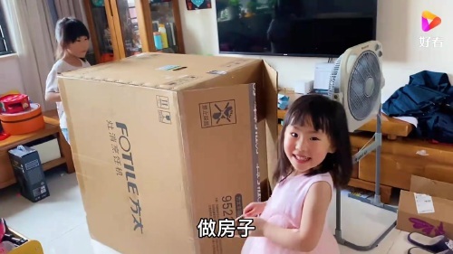 妈妈把大纸箱做成小房子,姐妹俩自己涂颜色做装饰,满满成就感