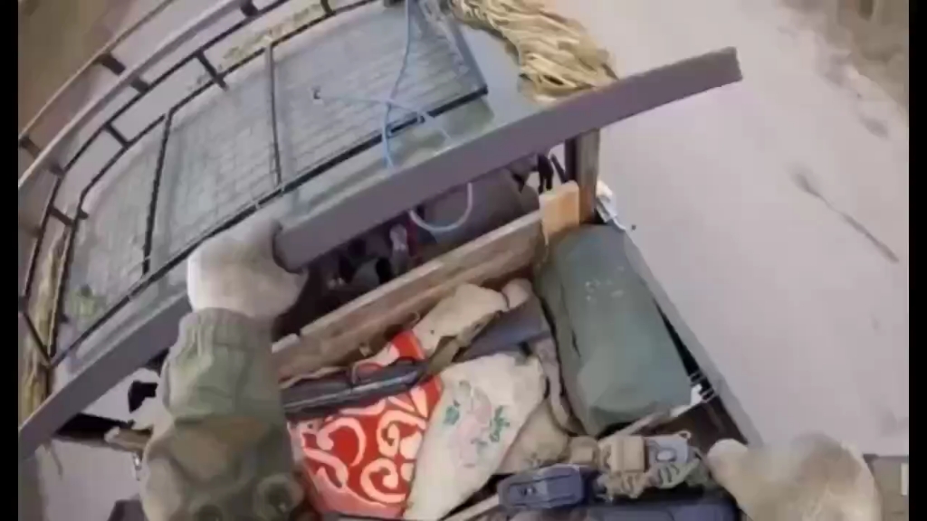 俄军物流路线的10分钟第一人称视角伤员卸载。
