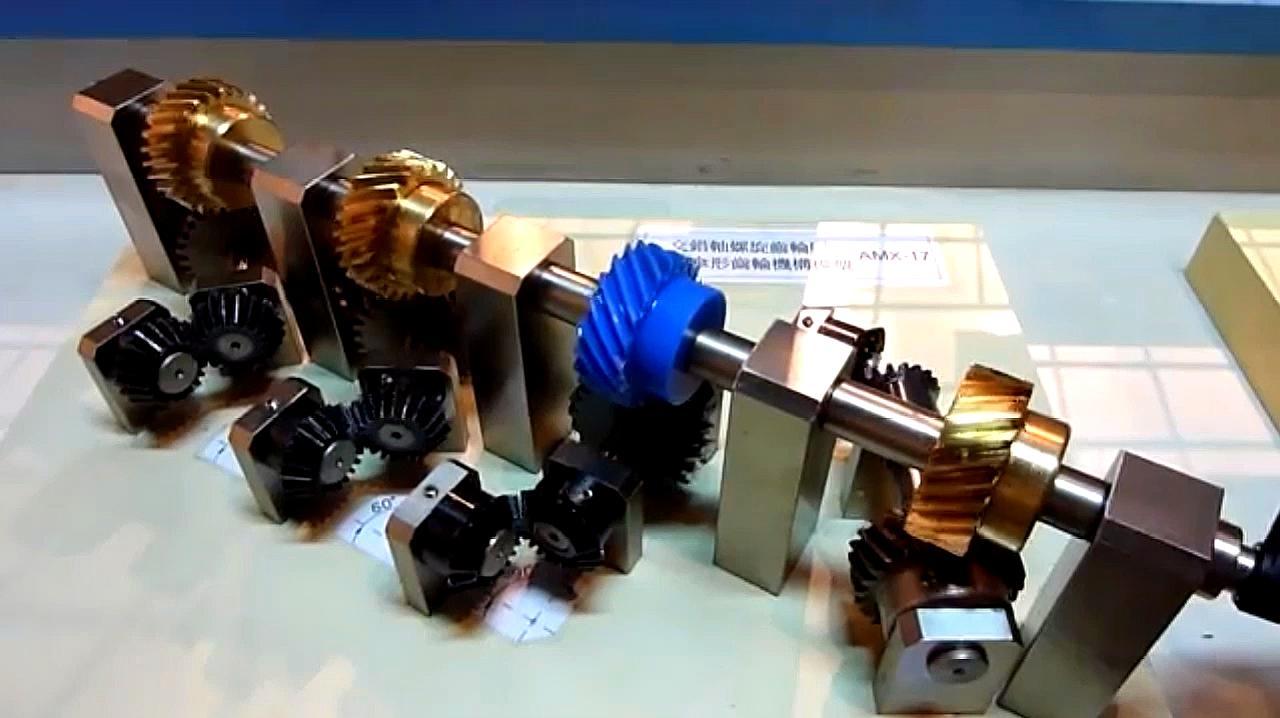 交错螺旋齿轮于斜交伞齿轮的机构,设计的很.