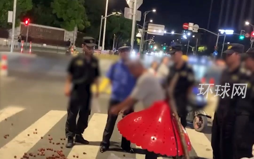 遇城管执法,摆摊大爷怒摔荔枝?官方回应:依法处理违法设摊人员