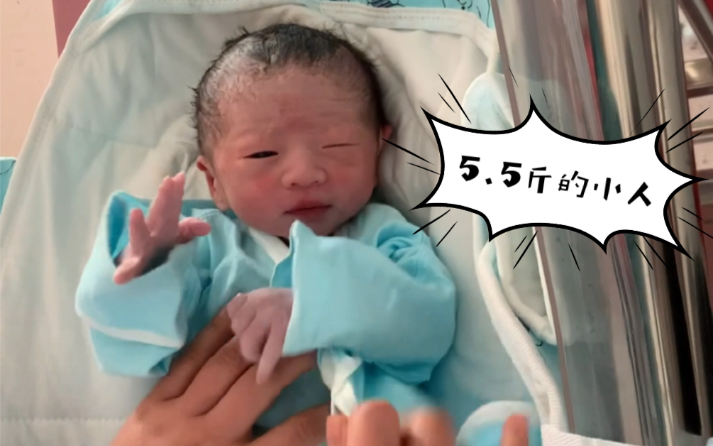 ...是被这样交到爸爸妈妈手中的,实拍刚出生的人类幼崽,新手爸爸看到...